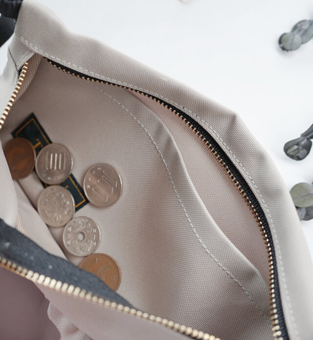 撥水・軽量 】CORDURA®ナイロン × フリル｜ウォレット・ショルダーバッグ・サコッシュ | iichi 日々の暮らしを心地よくするハンドメイドやアンティークのマーケットプレイス