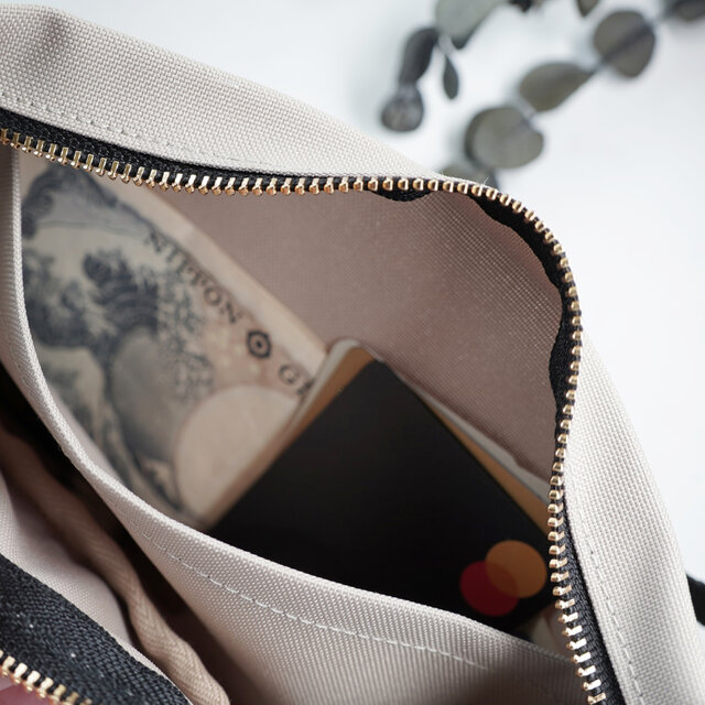 撥水・軽量 】CORDURA®ナイロン × フリル｜ウォレット・ショルダーバッグ・サコッシュ | iichi 日々の暮らしを心地よくするハンドメイドやアンティークのマーケットプレイス