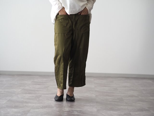 前ポケット、裾ピンタックパンツ／アイスグレー | iichi 日々の暮らしを心地よくするハンドメイドやアンティークのマーケットプレイス