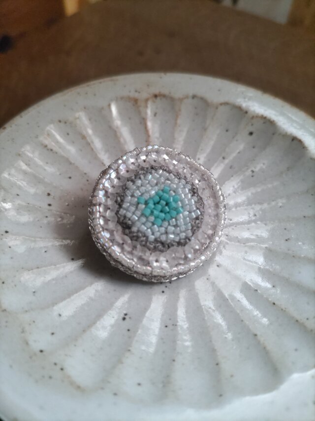 雨音 刺繍ブローチ | iichi 日々の暮らしを心地よくするハンドメイドやアンティークのマーケットプレイス