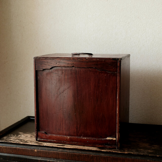 味のあるお品物 古い骨董収納箱 古物 古道具 古民家 骨董・antiques 拭き漆 明治期 | iichi 日々の暮らしを心地よくするハンドメイドやアンティークのマーケットプレイス