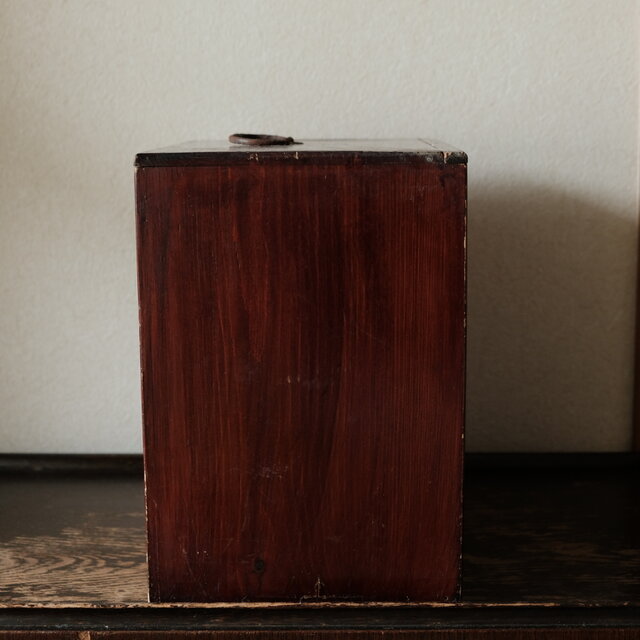 味のあるお品物 古い骨董収納箱 古物 古道具 古民家 骨董・antiques 拭き漆 明治期 | iichi 日々の暮らしを心地よくするハンドメイドやアンティークのマーケットプレイス
