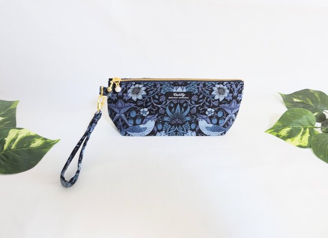 ストロベリーシーフの持ち手付きペンケース（ネイビー） | iichi 日々の暮らしを心地よくするハンドメイドやアンティークのマーケットプレイス