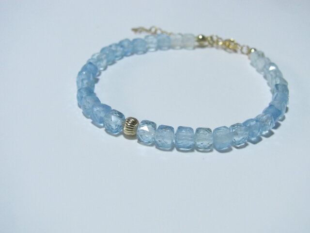 14kgf*【3月誕生石】キューブアクアマリンのブレスレット | iichi 日々の暮らしを心地よくするハンドメイドやアンティークのマーケットプレイス
