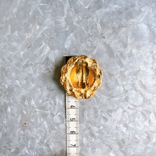 Y1153-ヴィンテージイヤリング・U.S.A. Golden Rope Design Etruscan Style | iichi 日々の暮らしを心地よくするハンドメイドやアンティークの ...