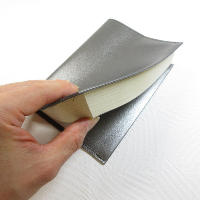 《ピックスキン》文庫本サイズ・一枚革のブックカバー・0424 | iichi 日々の暮らしを心地よくするハンドメイドやアンティークのマーケットプレイス