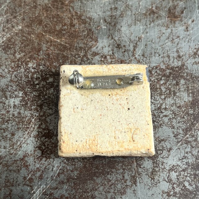 ブローチ 黒釉 引っ掻き紋 | iichi 日々の暮らしを心地よくするハンドメイドやアンティークのマーケットプレイス