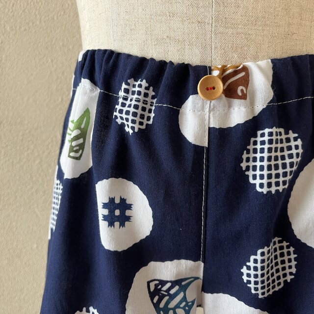 子供 浴衣地ハーフパンツ 注染サカナ（紺地） 100～130〈受注製作〉 | iichi 日々の暮らしを心地よくするハンドメイドやアンティークのマーケットプレイス