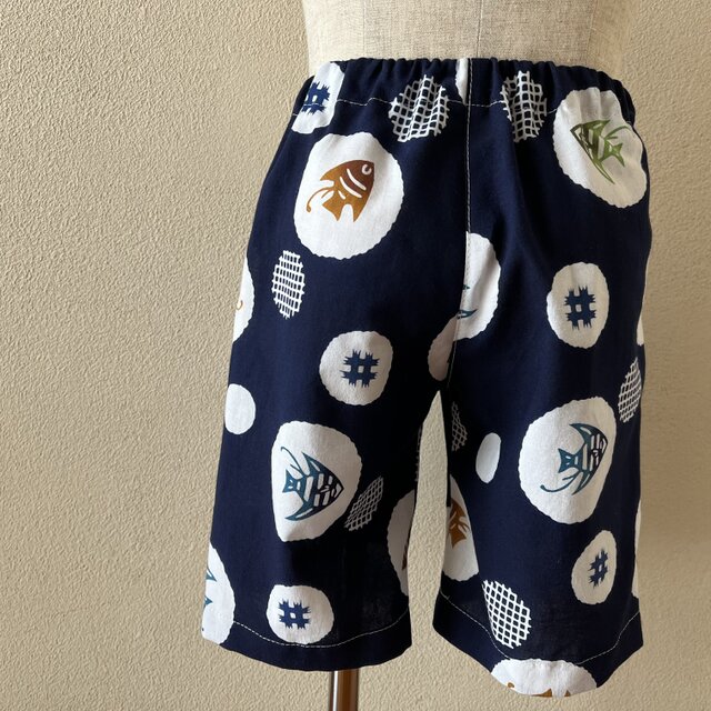 子供 浴衣地ハーフパンツ 注染サカナ（紺地） 100～130〈受注製作〉 | iichi 日々の暮らしを心地よくするハンドメイドやアンティークのマーケットプレイス
