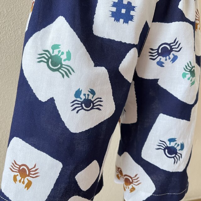 子供 浴衣地ハーフパンツ 注染カニ（紺地） 100～130〈受注製作〉 | iichi 日々の暮らしを心地よくするハンドメイドやアンティークのマーケットプレイス