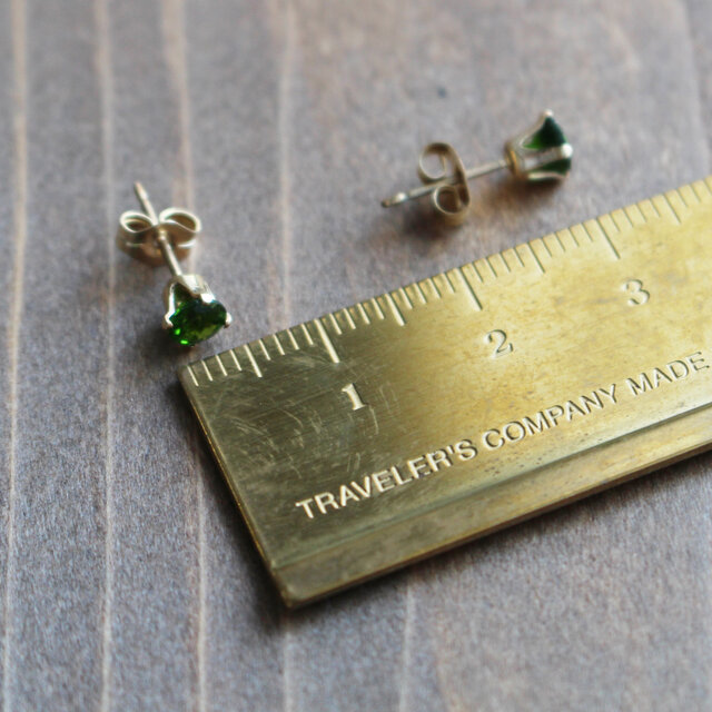 鮮烈なグラスグリーン クロムダイオプサイド＜4mm＞のスタッドピアス（K14GF） | iichi 日々の暮らしを心地よくするハンドメイドやアンティークのマーケットプレイス