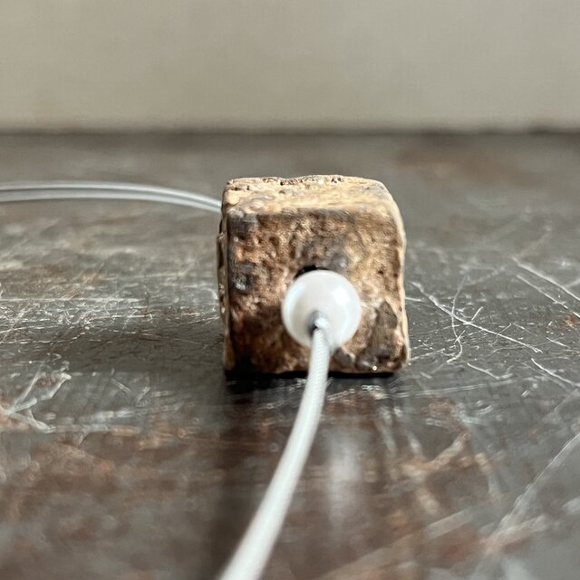 (on sale) チョーカー 赤泥彩 cube & imitation pearl ＆stainless wire | iichi 日々の暮らしを心地よくするハンドメイドやアンティークの ...