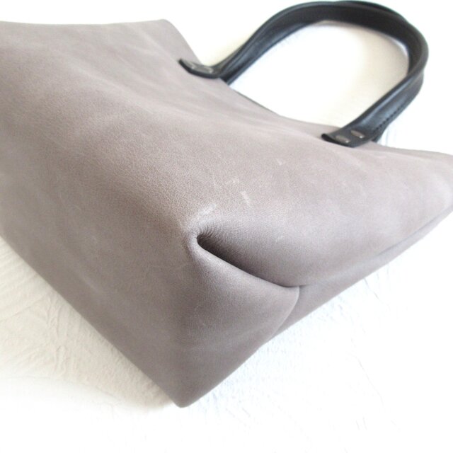 ぷっくり三角マチ♪《牛革》底マチワイドミニトート・ソフトスムース・マーブルグレー・0609 | iichi 日々の暮らしを心地よくするハンドメイドやアンティークのマーケットプレイス