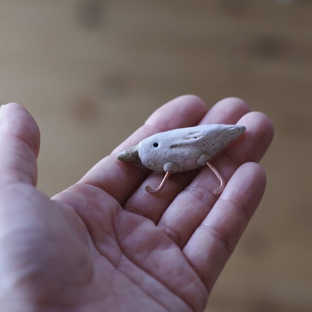 おさんぽ鳥のブローチ 09 | iichi 日々の暮らしを心地よくするハンドメイドやアンティークのマーケットプレイス