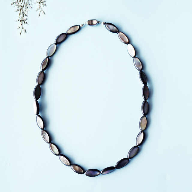 黒蝶貝のオーバル42cmクラスプネックレス ～十六夜（いざよい） | iichi 日々の暮らしを心地よくするハンドメイドやアンティークのマーケットプレイス