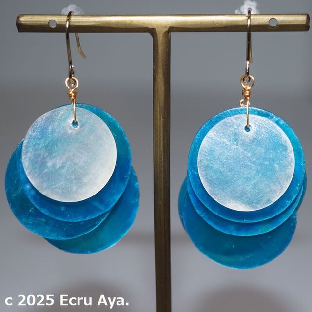 *夏音涼し*ブルーカラーのカピスシェルのピアス | iichi 日々の暮らしを心地よくするハンドメイドやアンティークのマーケットプレイス