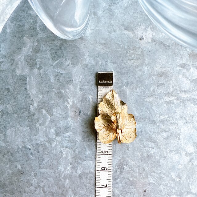 YS89-【 Sarah coventry 】サラコベントリー・ヴィンテージイヤ リング Leaf Faux Pearl | iichi 日々の暮らしを心地よくするハンドメイドやアンティークの ...