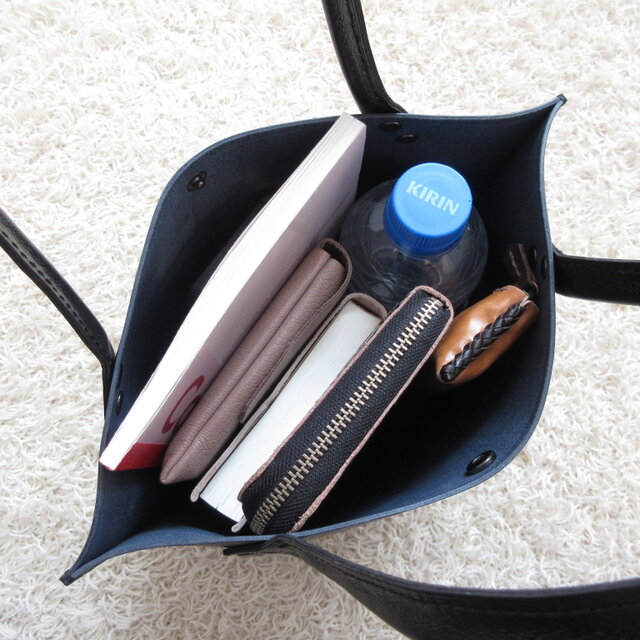 NEWライン♪《牛革》ロングハンドル・底マチワイド・一枚革のミニトート・ダークネイビー・ヘアライン加工・0607 | iichi 日々の暮らしを心地よくするハンドメイドやアンティークの ...