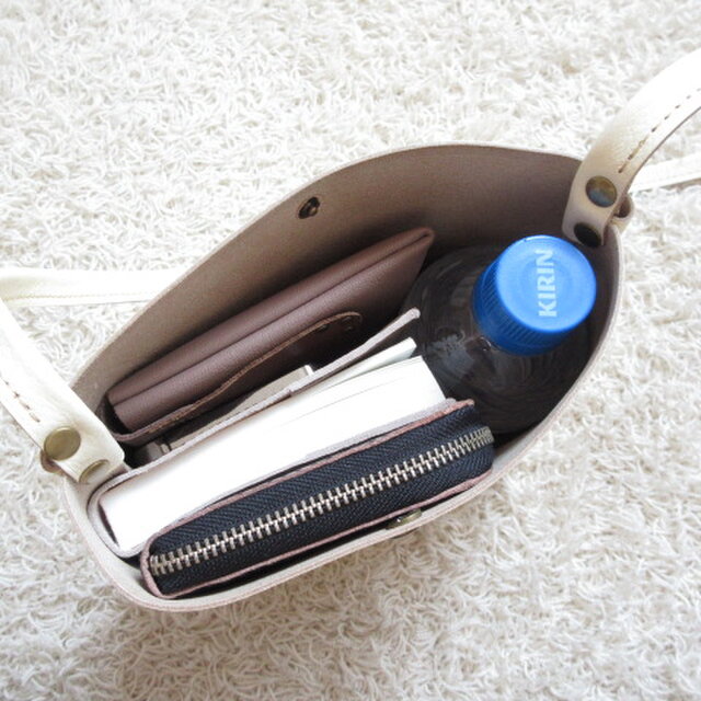 ぷっくり三角マチ♪《牛革》BOXサコッシュ・シュリンクレザー・アイボリー・0132 | iichi 日々の暮らしを心地よくするハンドメイドやアンティークのマーケットプレイス