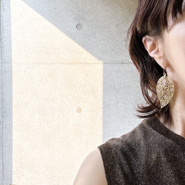 PA374-【 AVON 】エイボン・ヴィンテージピアス Gold Tone Filigree Leaf | iichi 日々の暮らしを心地よくするハンドメイドやアンティークのマーケットプレイス