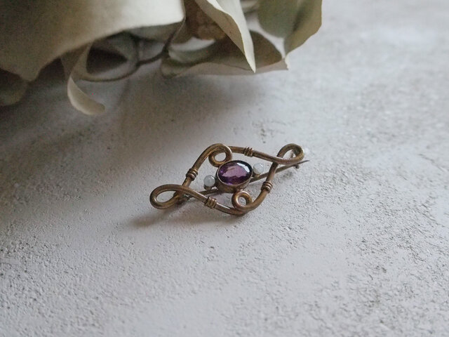 小さなパープルガラスのアンティークブローチ | iichi 日々の暮らしを心地よくするハンドメイドやアンティークのマーケットプレイス