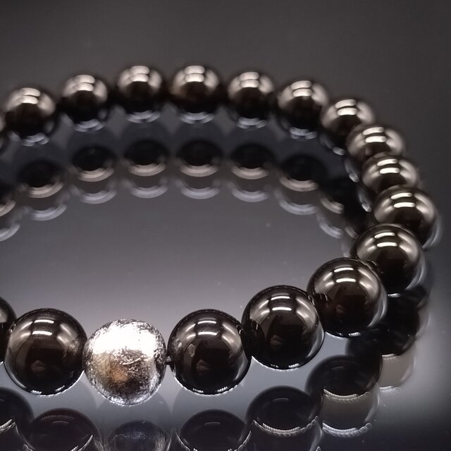 アルタイ隕石【プラチナカラー】モリオン・8mm【鑑別済み・最高品質】ブレスレット | iichi 日々の暮らしを心地よくするハンドメイドやアンティークのマーケットプレイス