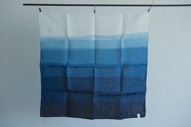 【1点限定】本藍染め麻風呂敷 小（グラデーション） | iichi 日々の暮らしを心地よくするハンドメイドやアンティークのマーケットプレイス