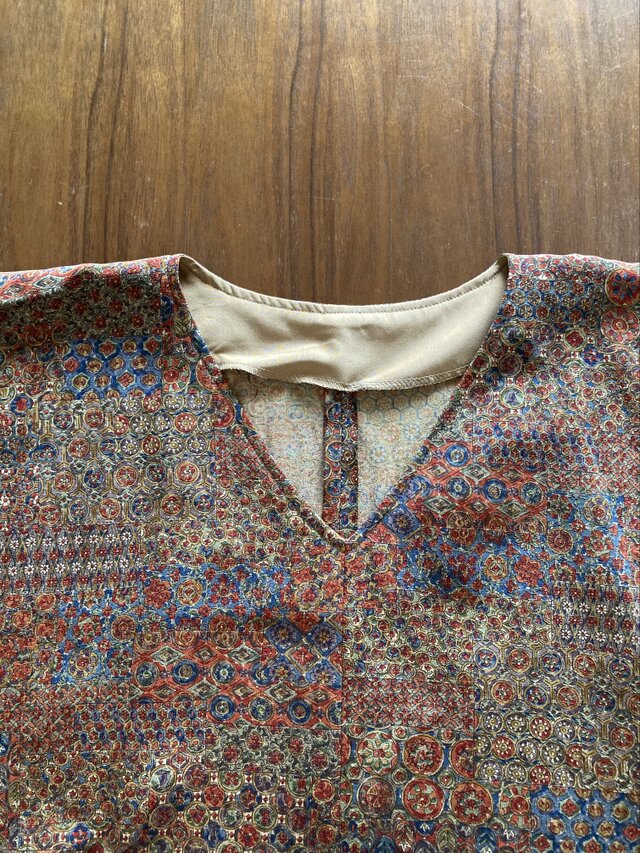 着物リメイク ポンチョ風ブラウス 更紗柄Vネック | iichi 日々の暮らしを心地よくするハンドメイドやアンティークのマーケットプレイス