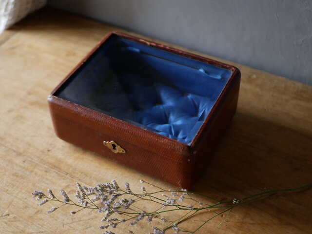 ブルーのクッション ガラス×レザー ジュエリーケース フランスアンティーク | iichi 日々の暮らしを心地よくするハンドメイドやアンティークのマーケットプレイス