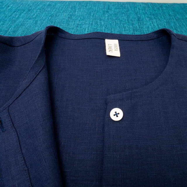 クールなミニマルリネンシャツ【ミッドナイトブルー・長袖・比翼・ノーカラー丸首・貝ボタン】 | iichi 日々の暮らしを心地よくするハンドメイドやアンティークのマーケットプレイス