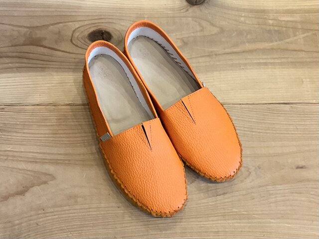ビタミンカラーで楽しく歩く、軽やかレザースリッポン - 鮮やかオレンジで気分上向く一足 | iichi 日々の暮らしを心地よくするハンドメイド ...