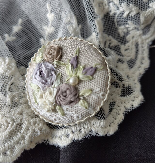 リボン刺繍*アンティークレース*薔薇*ブローチ*l | iichi 日々の暮らしを心地よくするハンドメイドやアンティークのマーケットプレイス