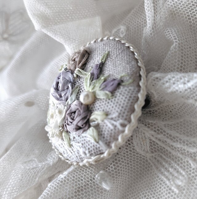リボン刺繍*アンティークレース*薔薇*ブローチ*l | iichi 日々の暮らしを心地よくするハンドメイドやアンティークのマーケットプレイス