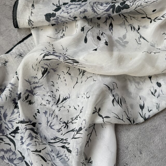 SC18-ヴィンテージスカーフ 1960s Floral Art White Black Silk 28" Square | iichi 日々の暮らしを心地よくするハンドメイドやアンティークの ...