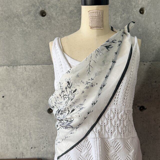 SC18-ヴィンテージスカーフ 1960s Floral Art White Black Silk 28" Square | iichi 日々の暮らしを心地よくするハンドメイドやアンティークの ...