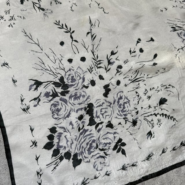SC18-ヴィンテージスカーフ 1960s Floral Art White Black Silk 28" Square | iichi 日々の暮らしを心地よくするハンドメイドやアンティークの ...