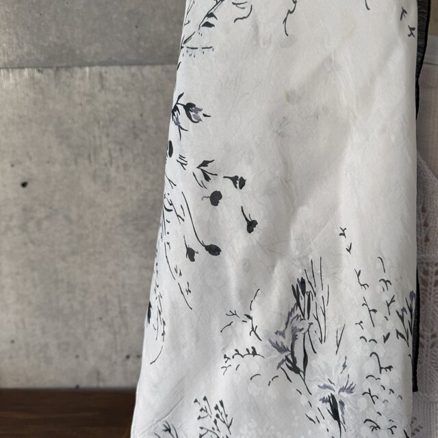 SC18-ヴィンテージスカーフ 1960s Floral Art White Black Silk 28" Square | iichi 日々の暮らしを心地よくするハンドメイドやアンティークの ...