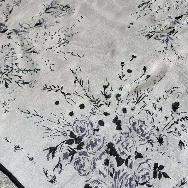 SC18-ヴィンテージスカーフ 1960s Floral Art White Black Silk 28" Square | iichi 日々の暮らしを心地よくするハンドメイドやアンティークの ...