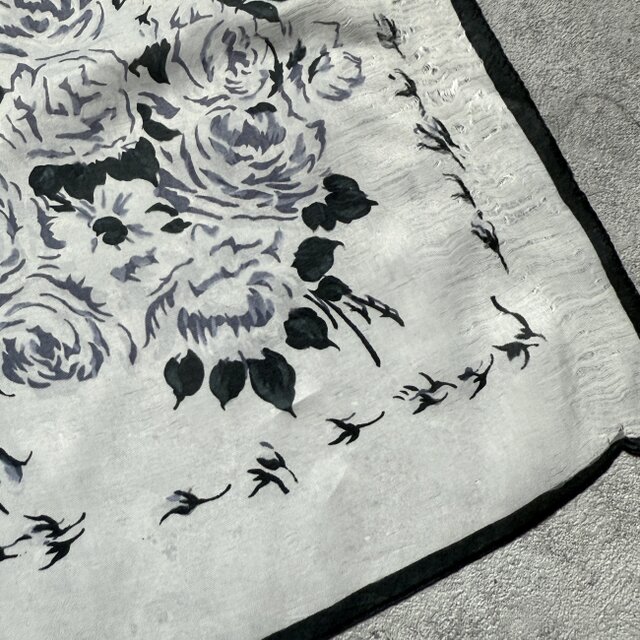 SC18-ヴィンテージスカーフ 1960s Floral Art White Black Silk 28" Square | iichi 日々の暮らしを心地よくするハンドメイドやアンティークの ...