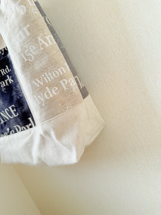 マチたっぷりの大きなトートバッグ（英字） | iichi 日々の暮らしを心地よくするハンドメイドやアンティークのマーケットプレイス