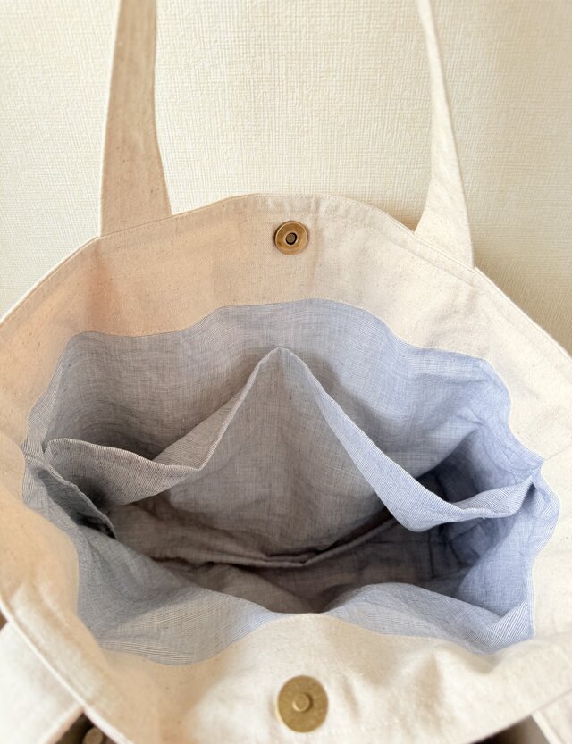 マチたっぷりの大きなトートバッグ（英字） | iichi 日々の暮らしを心地よくするハンドメイドやアンティークのマーケットプレイス