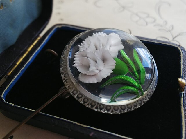 1930年代 白いカーネーション／縁装飾 ルーサイト製ブローチ（約41㎜） | iichi 日々の暮らしを心地よくするハンドメイドやアンティークのマーケットプレイス