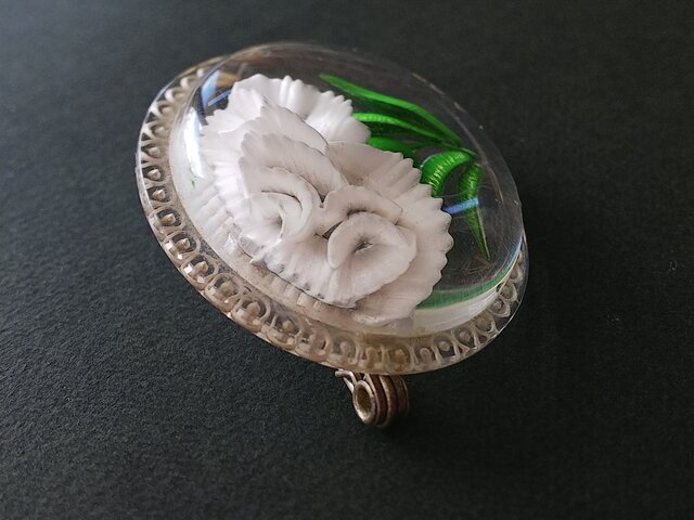 1930年代 白いカーネーション／縁装飾 ルーサイト製ブローチ（約41㎜） | iichi 日々の暮らしを心地よくするハンドメイドやアンティークのマーケットプレイス