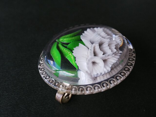 1930年代 白いカーネーション／縁装飾 ルーサイト製ブローチ（約41㎜） | iichi 日々の暮らしを心地よくするハンドメイドやアンティークのマーケットプレイス