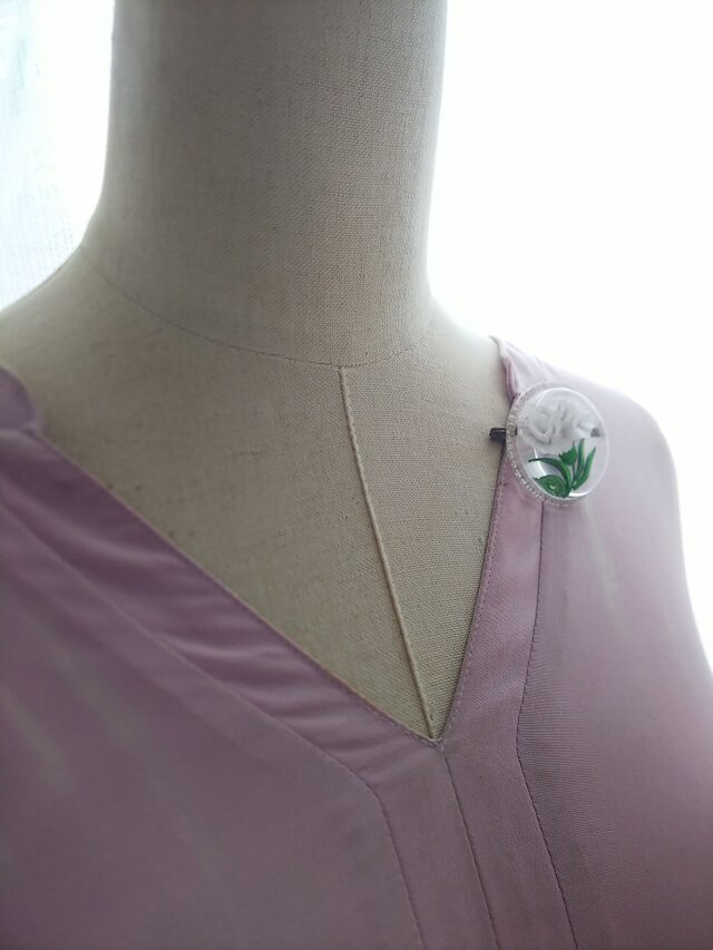 1930年代 白いカーネーション／縁装飾 ルーサイト製ブローチ（約41㎜） | iichi 日々の暮らしを心地よくするハンドメイドやアンティークのマーケットプレイス