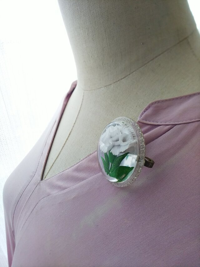 1930年代 白いカーネーション／縁装飾 ルーサイト製ブローチ（約41㎜） | iichi 日々の暮らしを心地よくするハンドメイドやアンティークのマーケットプレイス