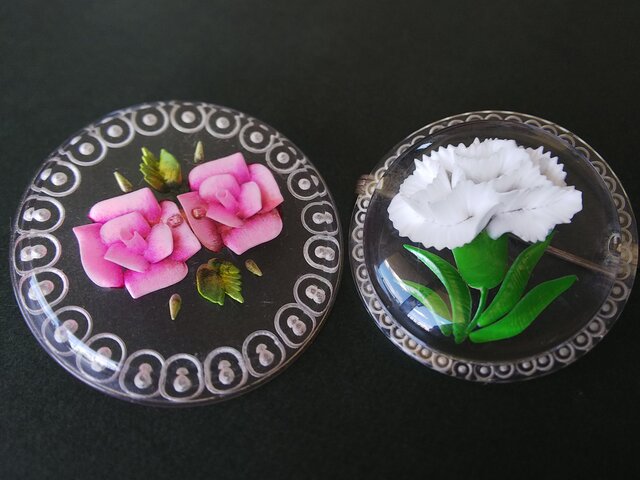 1930年代 白いカーネーション／縁装飾 ルーサイト製ブローチ（約41㎜） | iichi 日々の暮らしを心地よくするハンドメイドやアンティークのマーケットプレイス