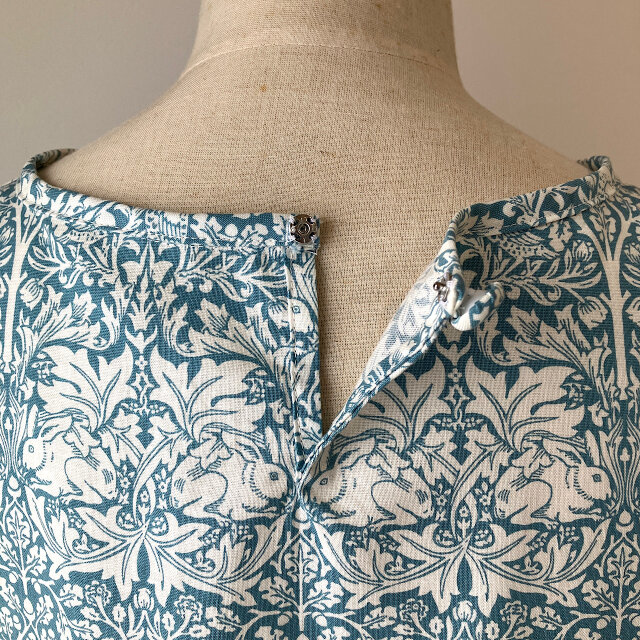 Best of Morrisコットンブラウス＊水色&ブレアラビット | iichi 日々の暮らしを心地よくするハンドメイドやアンティークのマーケットプレイス