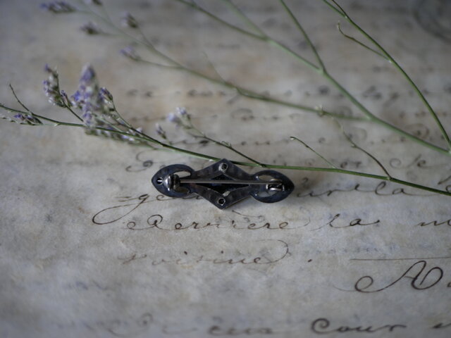 vintage ブローチ フランス ヨーロッパヴィンテージ ヴィンテージブローチ | iichi 日々の暮らしを心地よくするハンドメイドやアンティークのマーケットプレイス