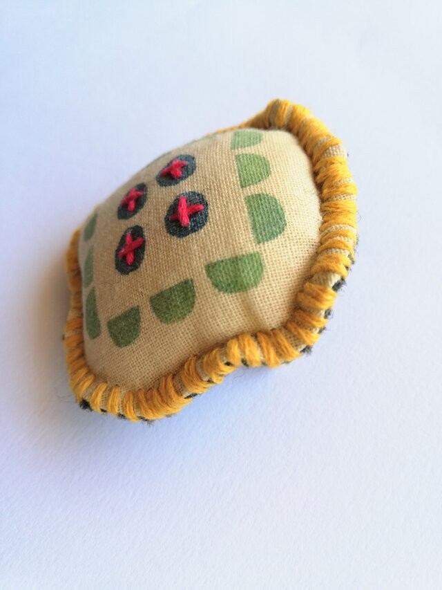 「flower」刺繍ブローチ | iichi 日々の暮らしを心地よくするハンドメイドやアンティークのマーケットプレイス